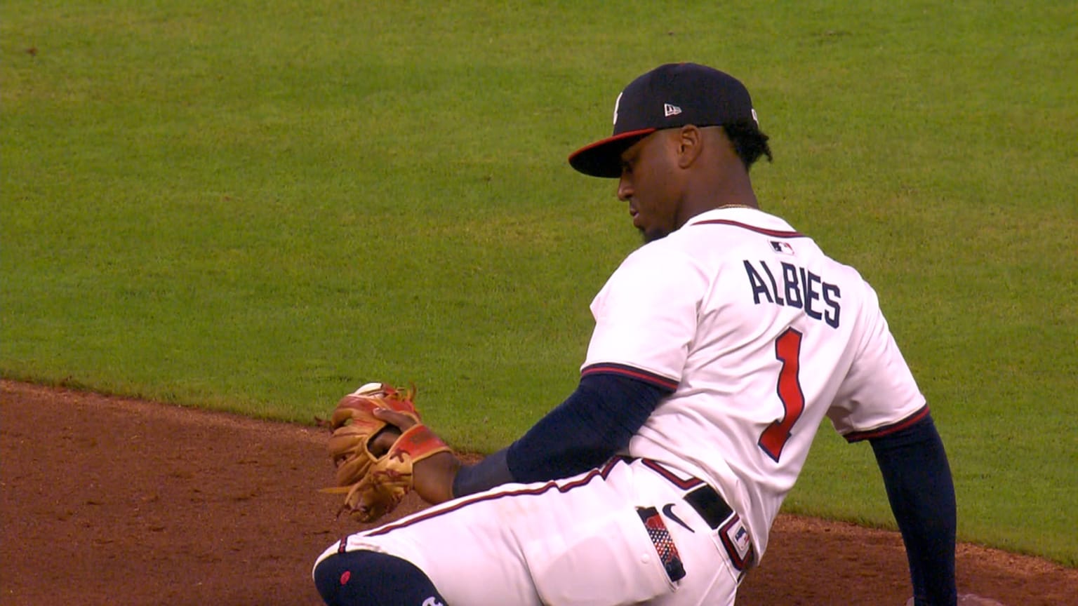 Ozzie Albies' diving snag | 08/07/2025 | MLB.com