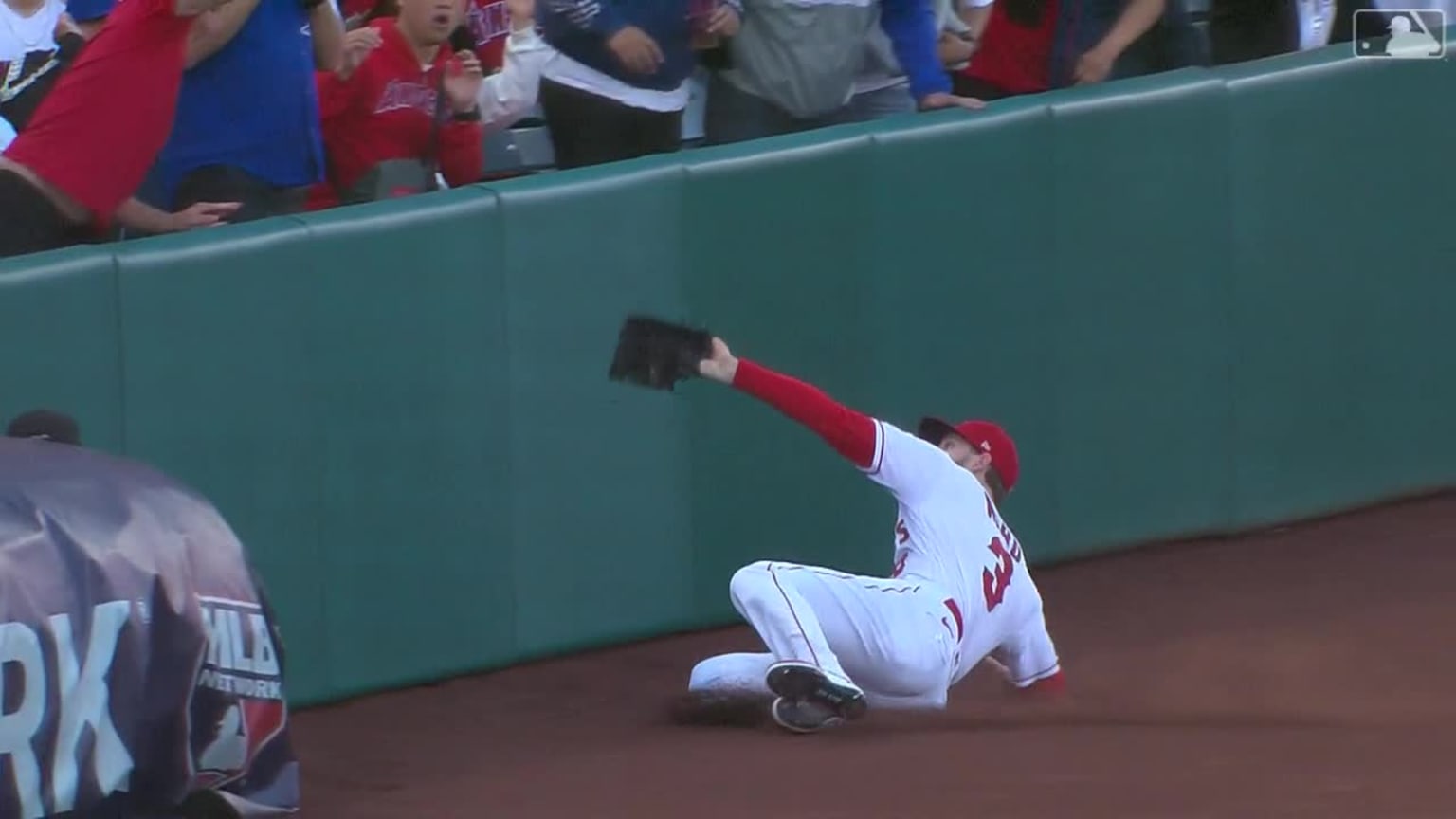 Taylor Ward makes an incredible sliding catch | 04/08/2023 | Los ...