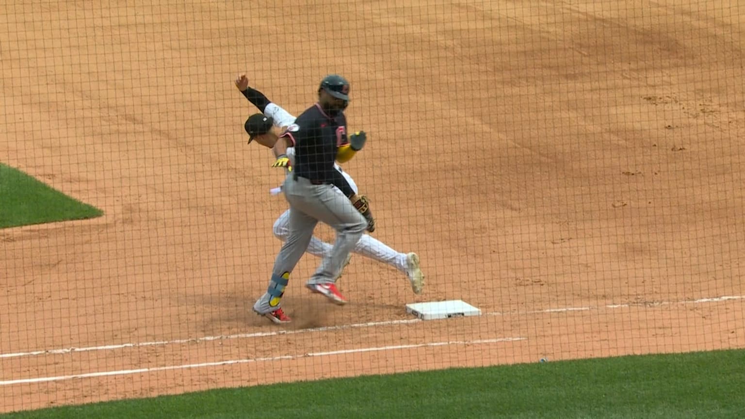 Colson Montgomery, Miguel Vargas make a nice play | 07/13/2025 | MLB.com