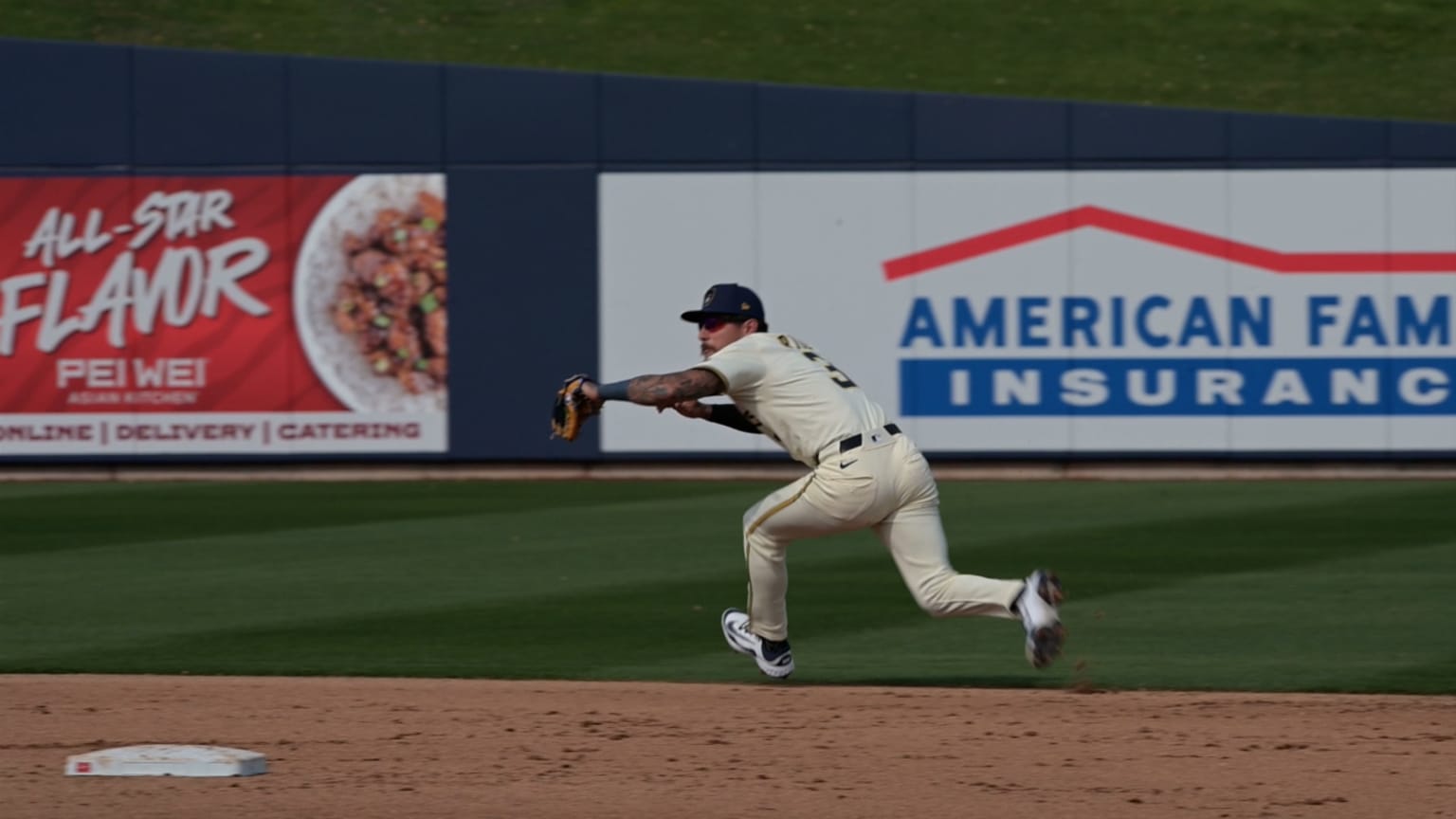 Joey Ortiz's sliding catch | 02/24/2025 | MLB.com