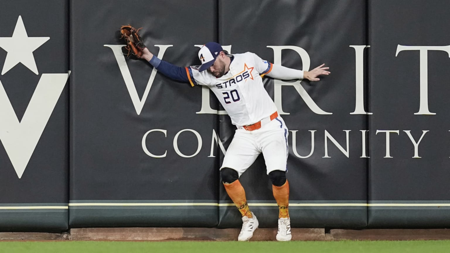 Chas McCormick's jumping catch | 08/11/2025 | Minnesota Twins