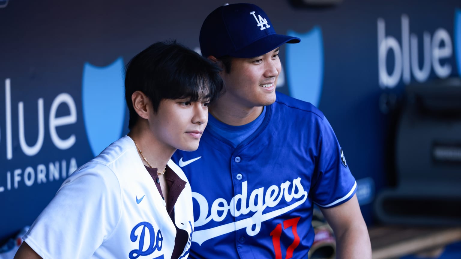Shohei Ohtani meets V from BTS | 08/26/2025 | MLB.com
