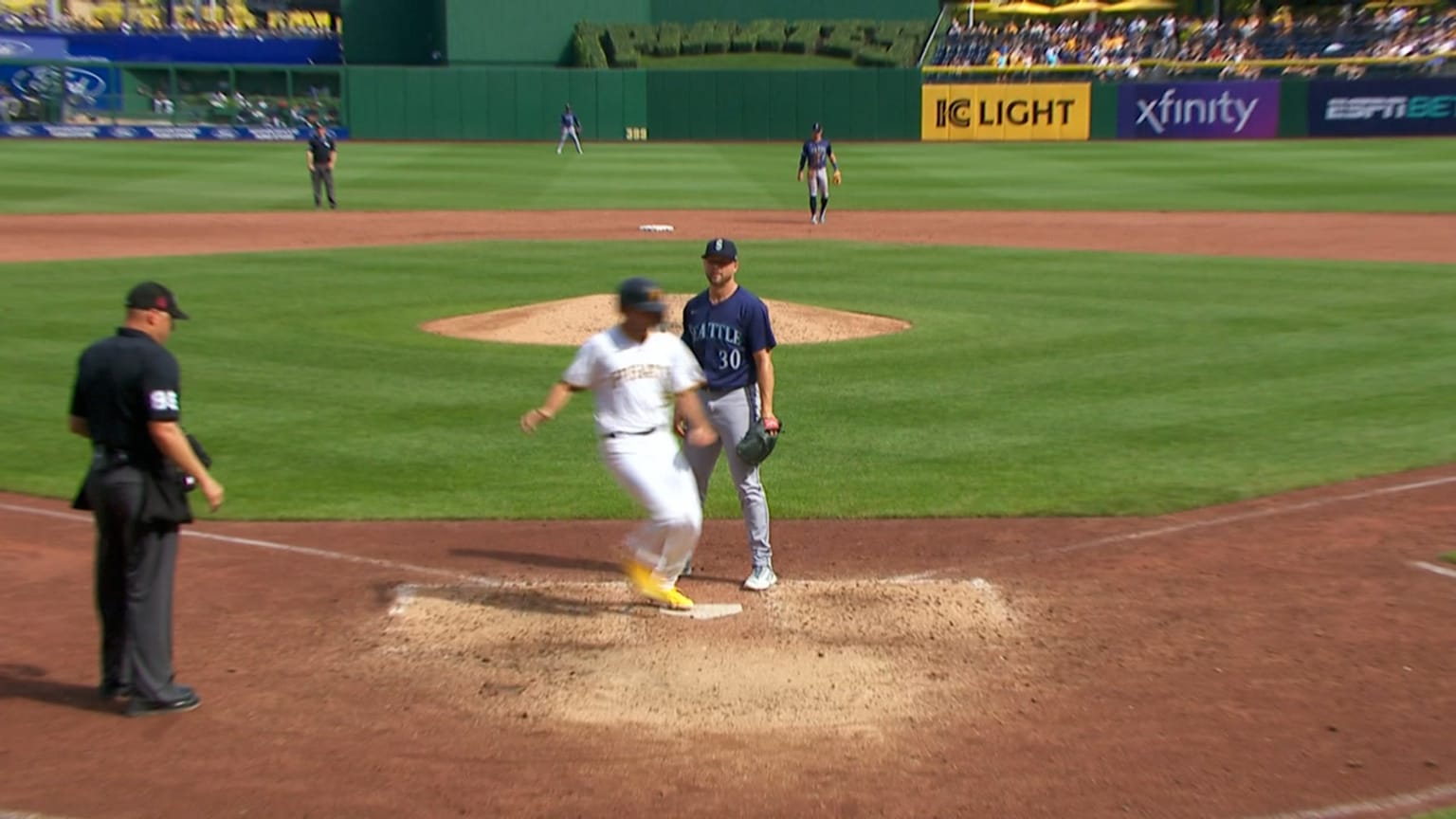 Alika Williams scores on a passed ball | 08/18/2024 | Pittsburgh Pirates