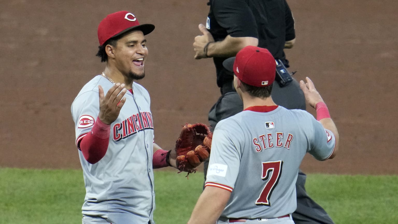 Spencer Steer secures the Reds' 2-1 victory | 06/18/2024 | Cincinnati Reds