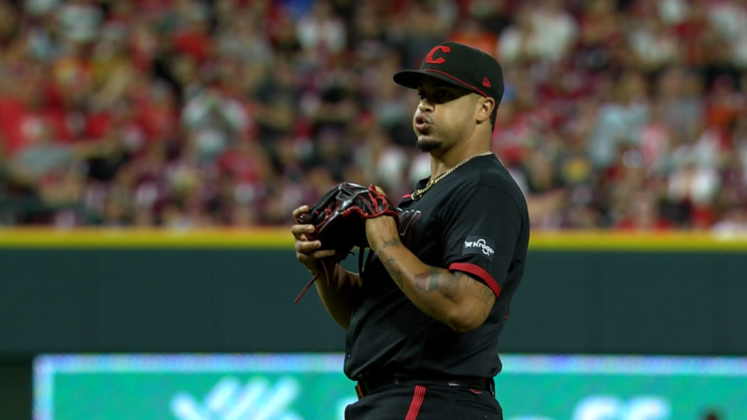 Fernando Cruz escapes a jam in the top of the 7th | 09/22/2023 ...