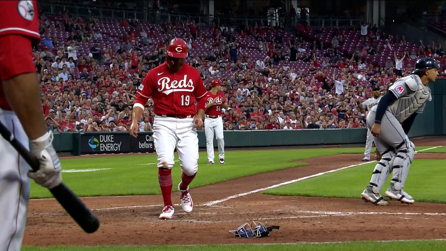 Joey Votto scores on a missed catch error | 08/16/2023 | Cincinnati Reds