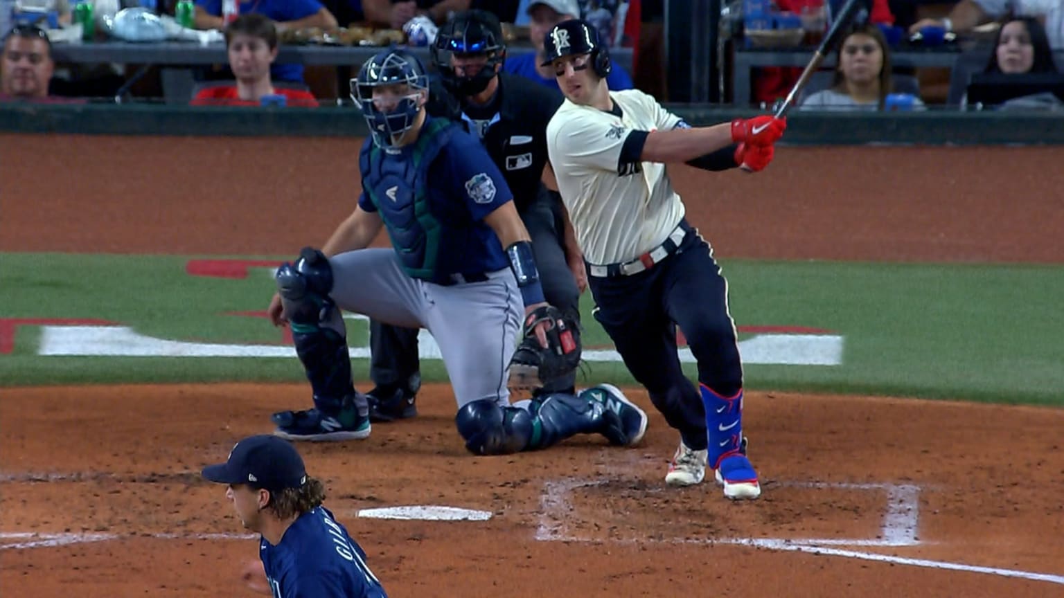 Mitch Garver slaps an RBI single to right field | 09/23/2023 | Texas ...
