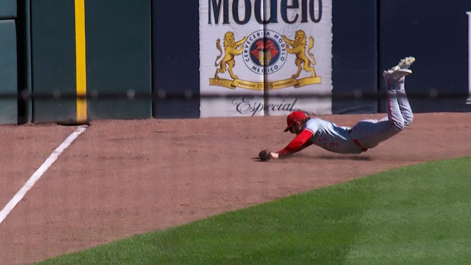 Taylor Ward's impressive diving catch | 09/26/2024 | Los Angeles Angels