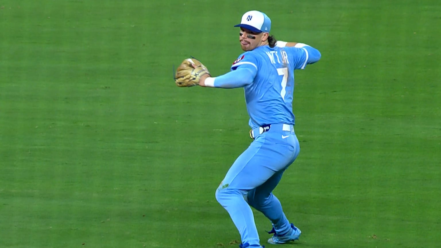 Bobby Witt Jr.'s fantastic diving stop | 08/30/2025 | MLB.com