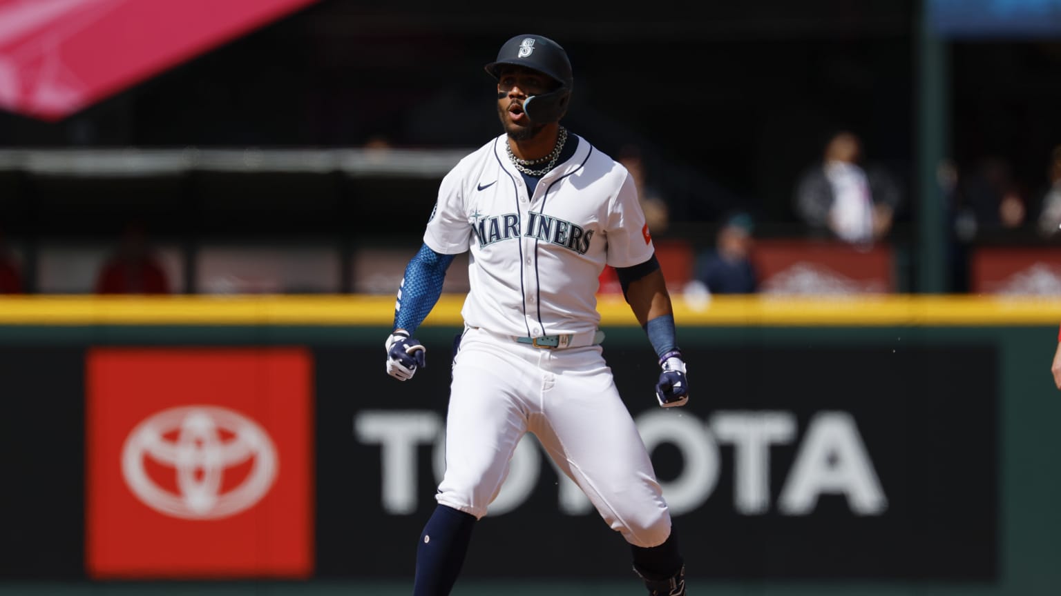 Mariners take lead with six-run 7th inning | 04/30/2025 | Seattle Mariners