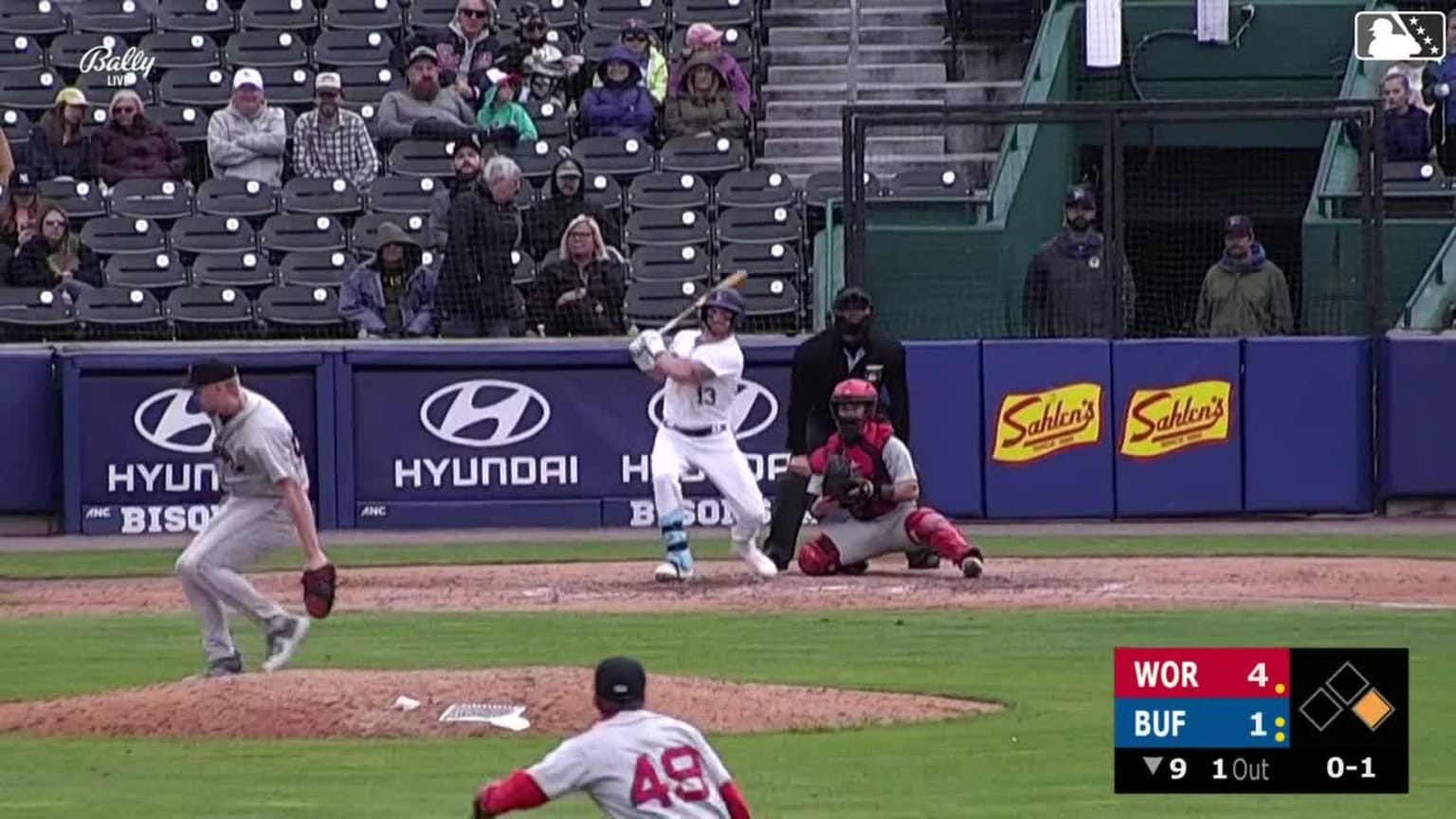 Ryan Zeferjahn's impressive snag leads to double play | 11/05/2024 | Los Angels de Los Angeles