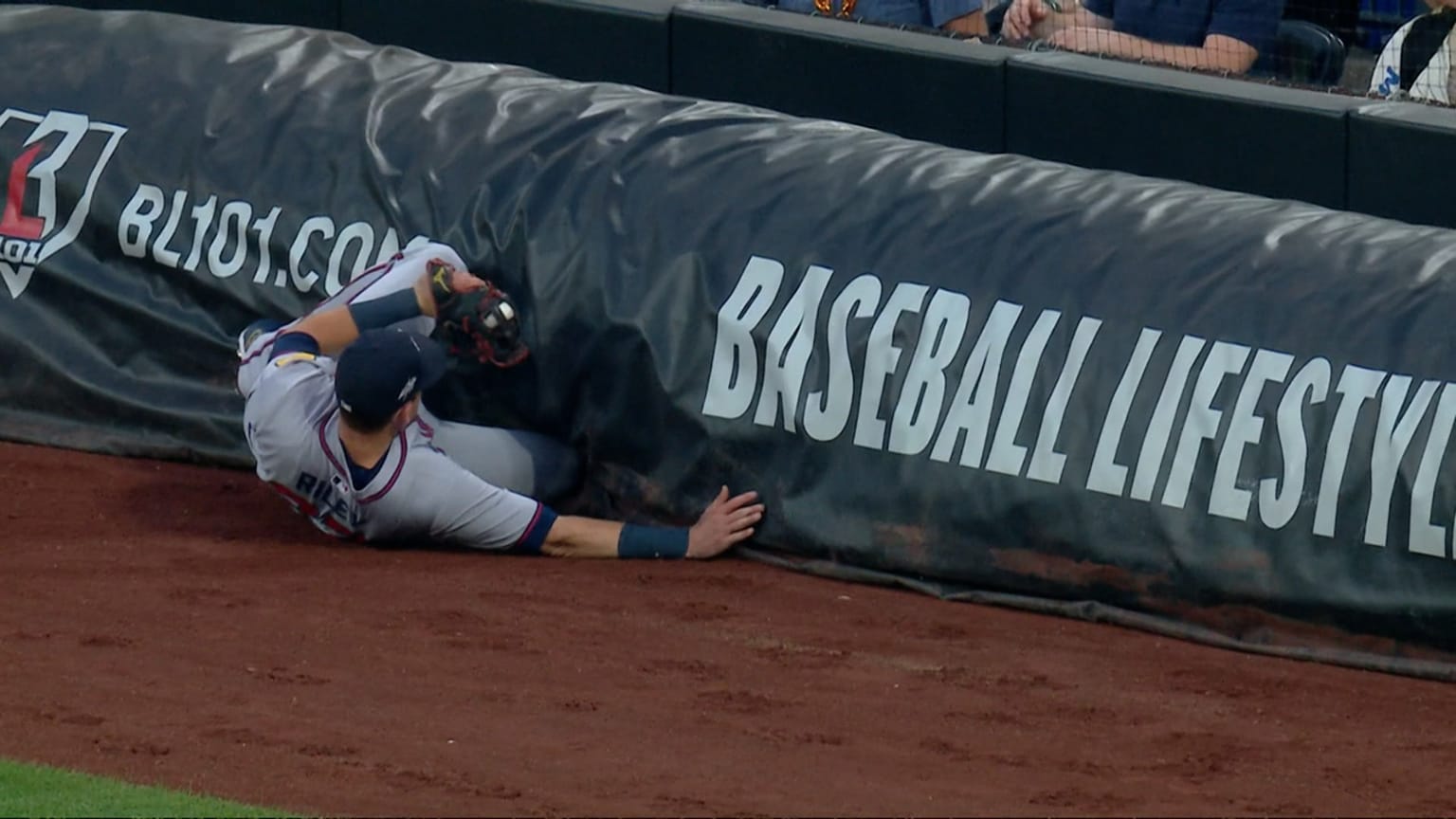 Austin Riley's terrific backhanded sliding grab | 06/23/2025 | MLB.com