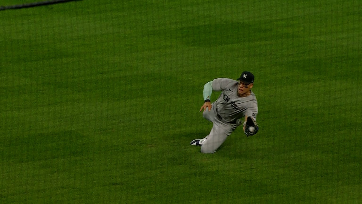 Aaron Judge's great diving catch | 09/19/2025 | MLB.com
