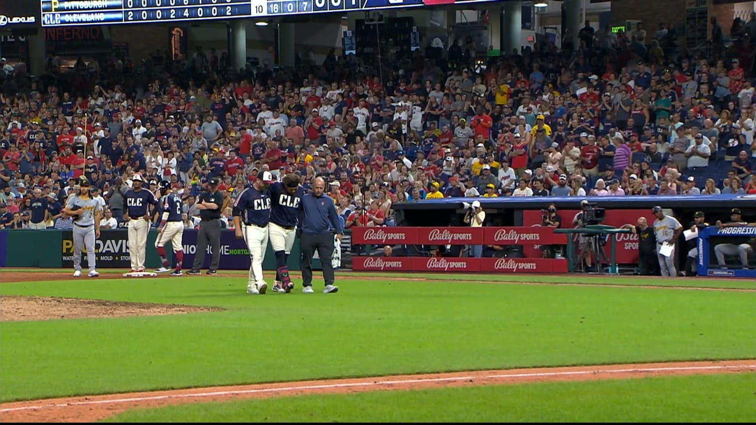 Josh Naylor exits with left ankle injury | 08/30/2024 | Cleveland Guardians