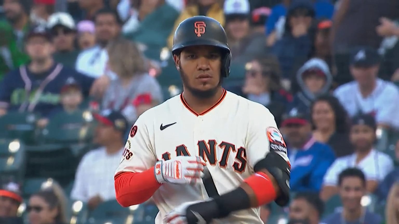 Thairo Estrada bunts an RBI single to the pitcher | 08/27/2023 | San ...