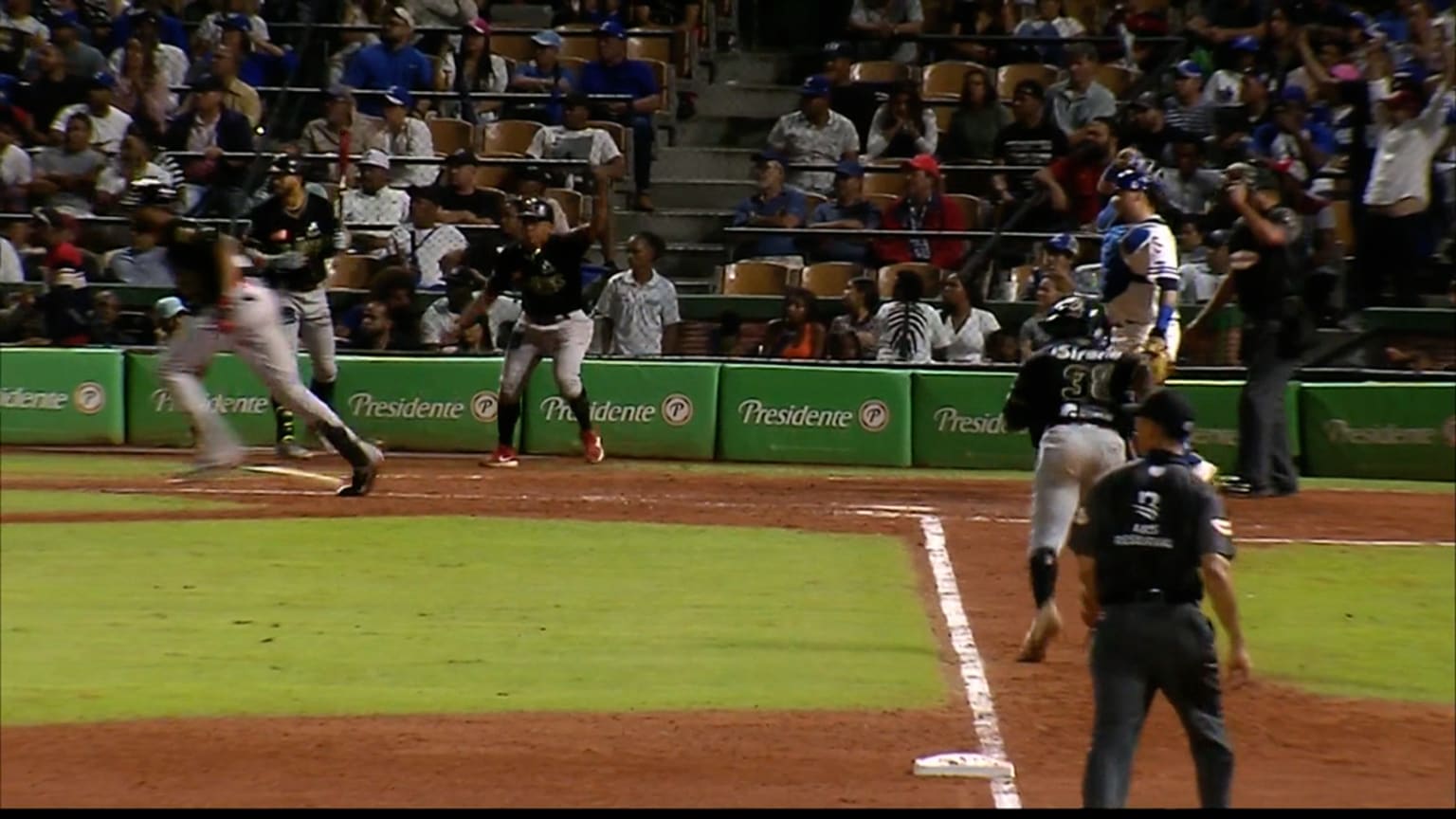 Gigantes rally for three runs in the 9th | 01/08/2023 | San Diego Padres