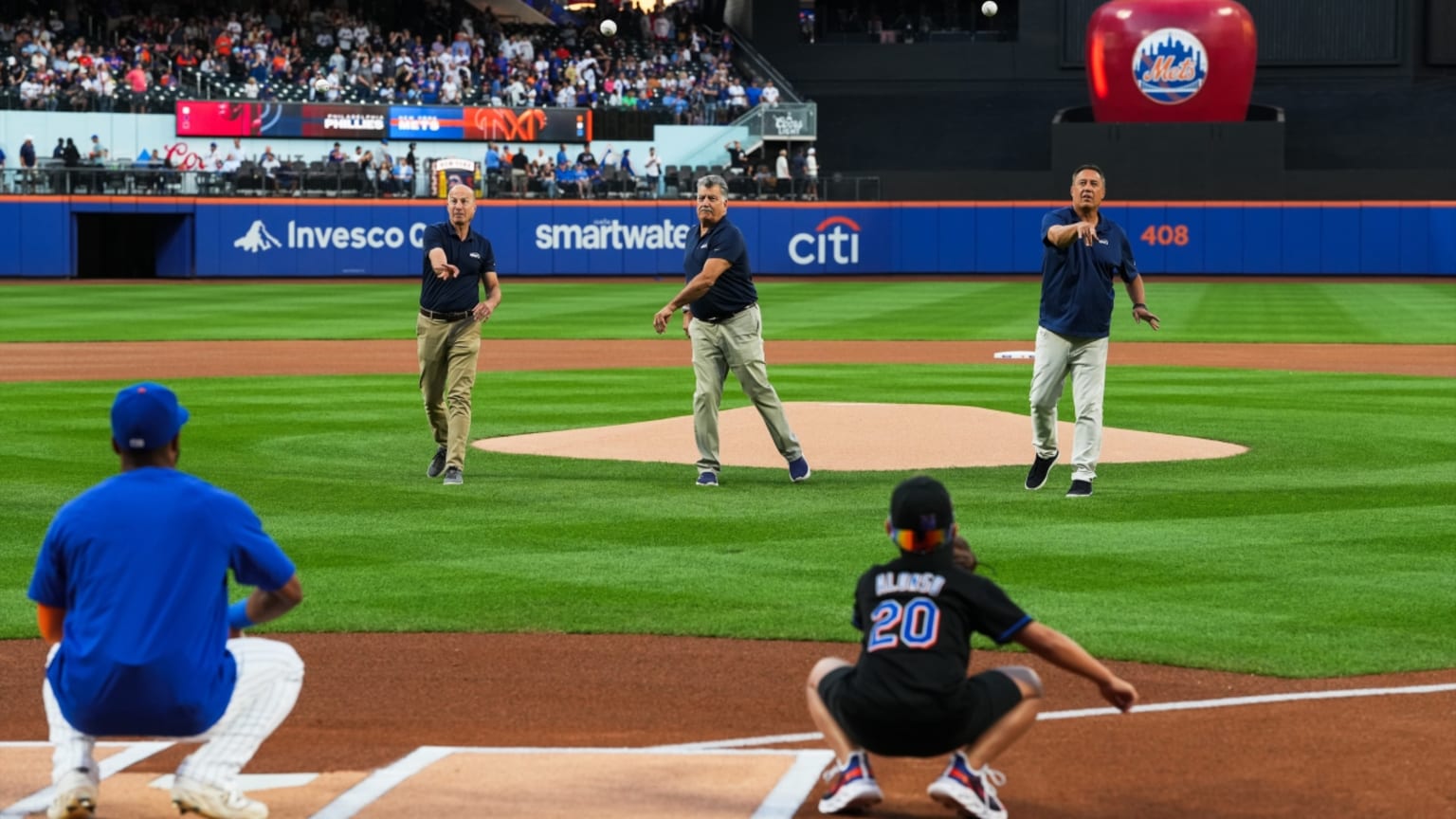 SNY booth throws out the first pitch | 08/26/2025 | New York Mets