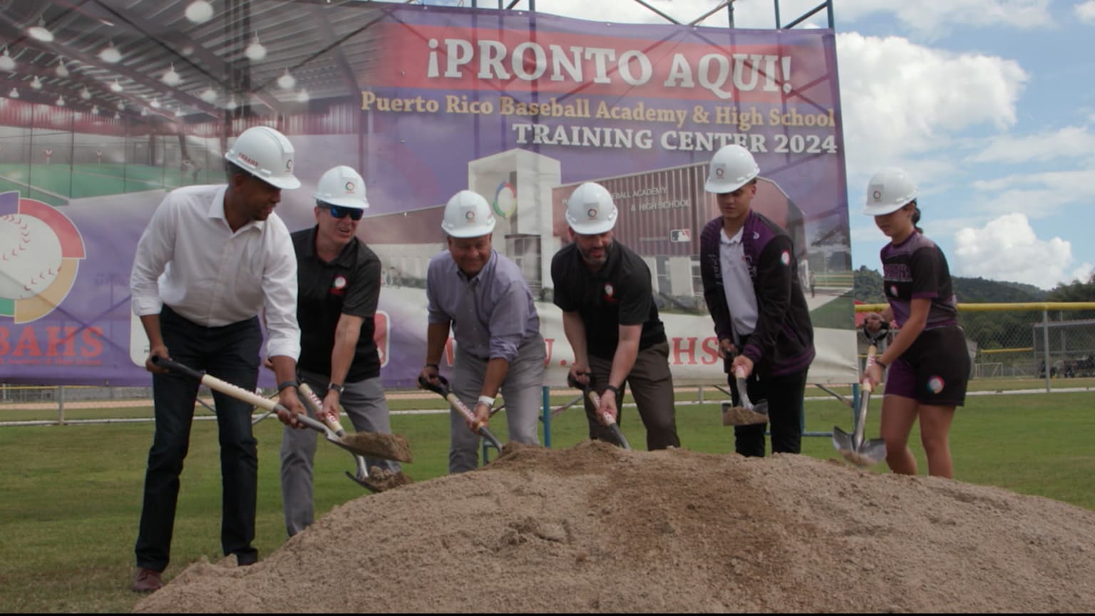 Carlos Baerga tours PRBAHS | 02/14/2024 | MLB.com