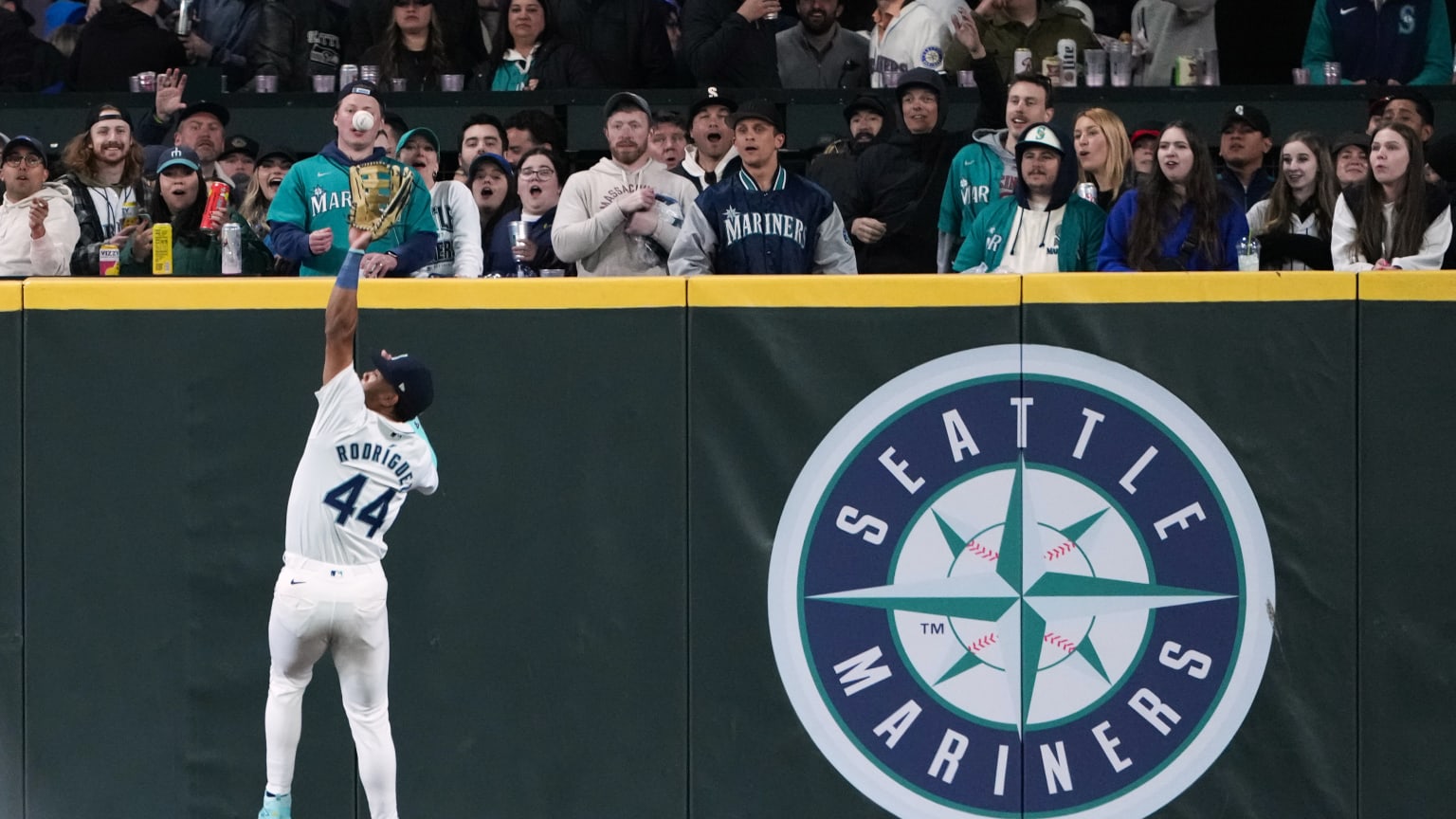 Julio Rodríguez's running catch | 04/16/2024 | MLB.com