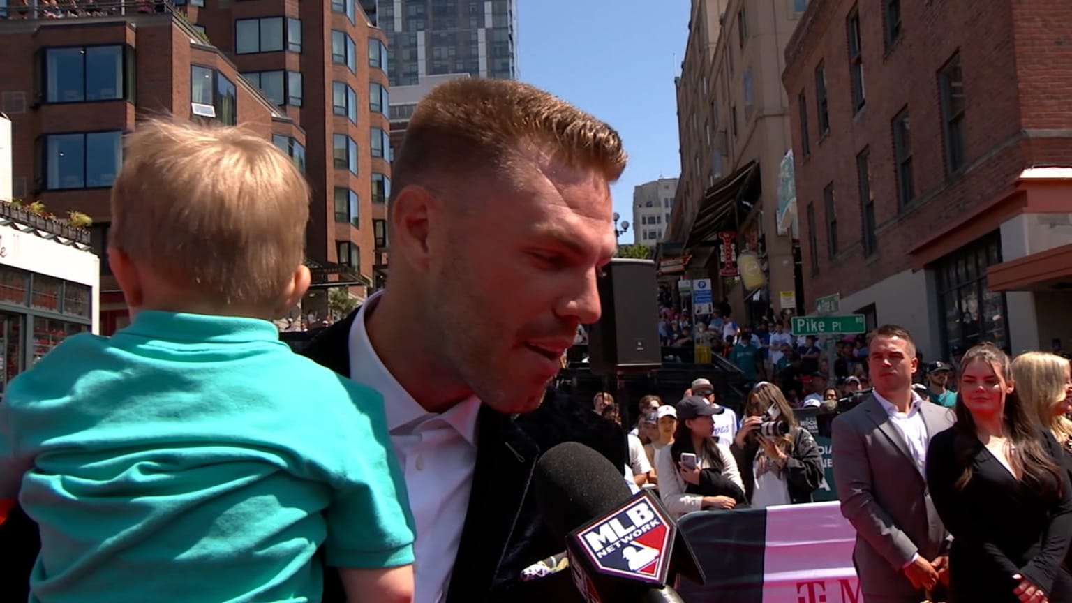 Freeman on his family's Seattle-themed outfits | 07/11/2023 | Los ...