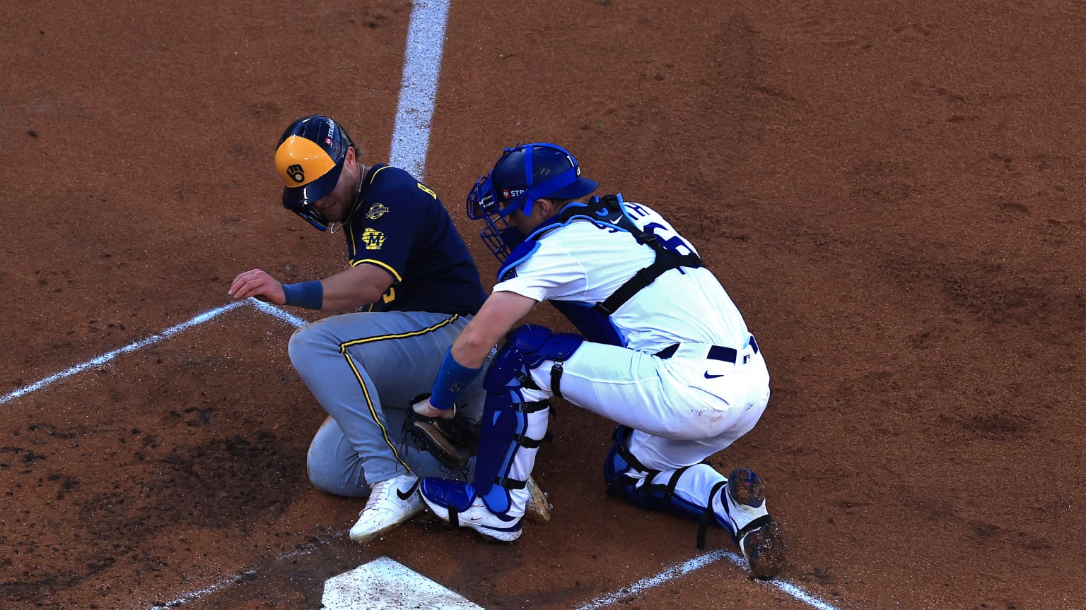 Max Muncy's great sliding play | 10/16/2025 | MLB.com