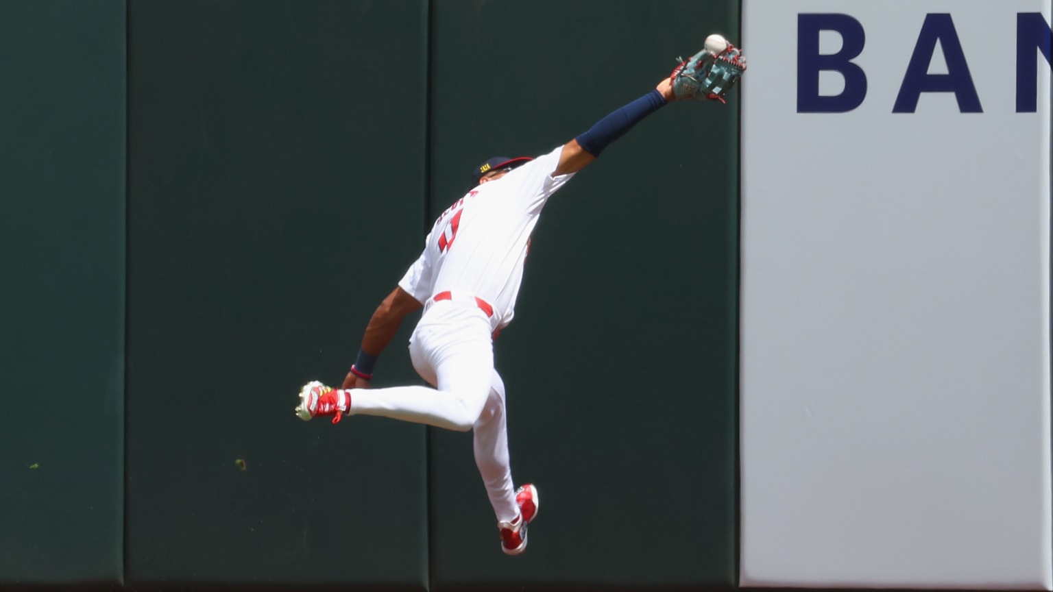 Victor Scott II's sensational catch | 08/18/2024 | St. Louis Cardinals