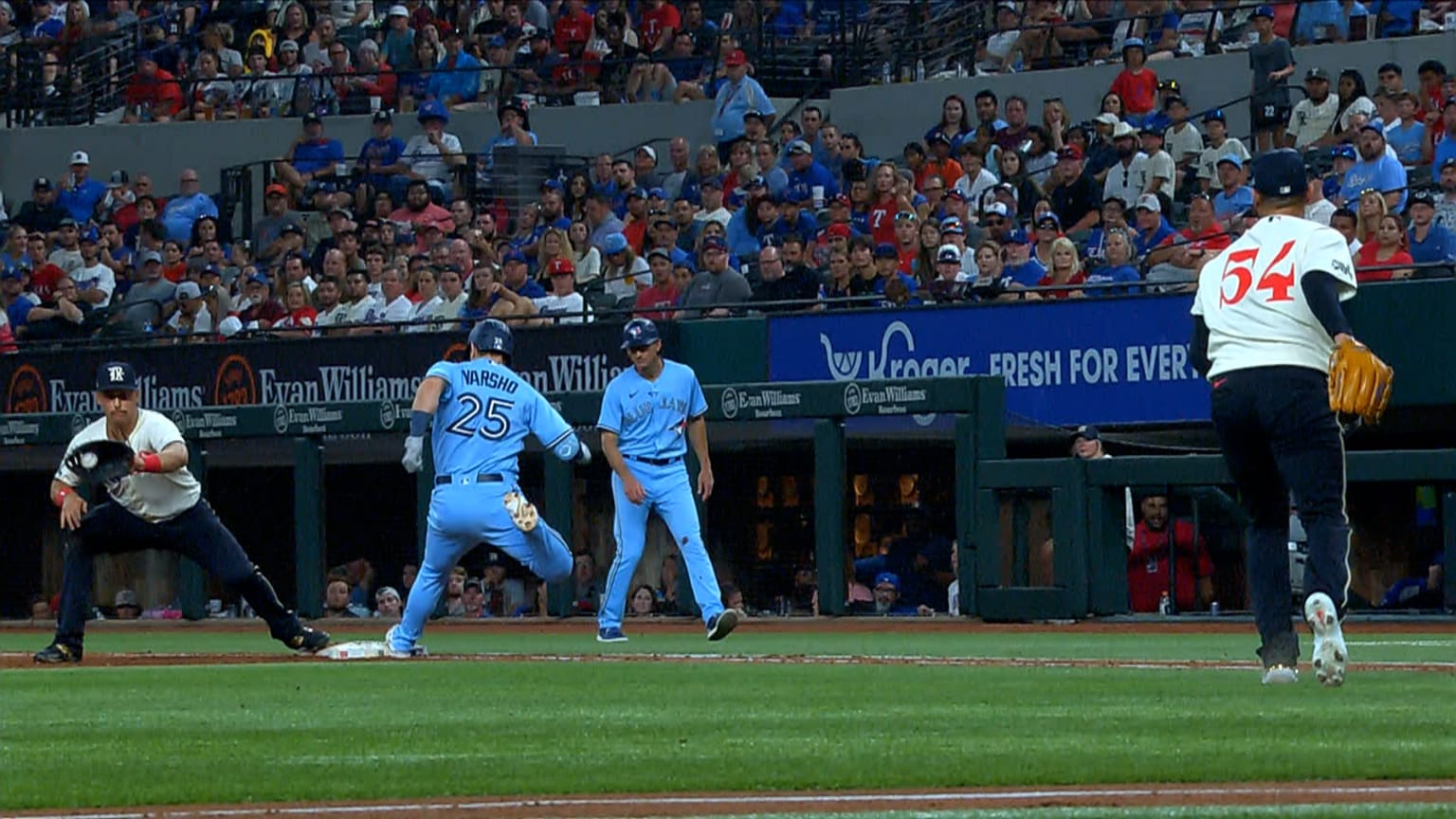Martín Pérez helps make the out after review | 06/16/2023 | San Francisco Giants