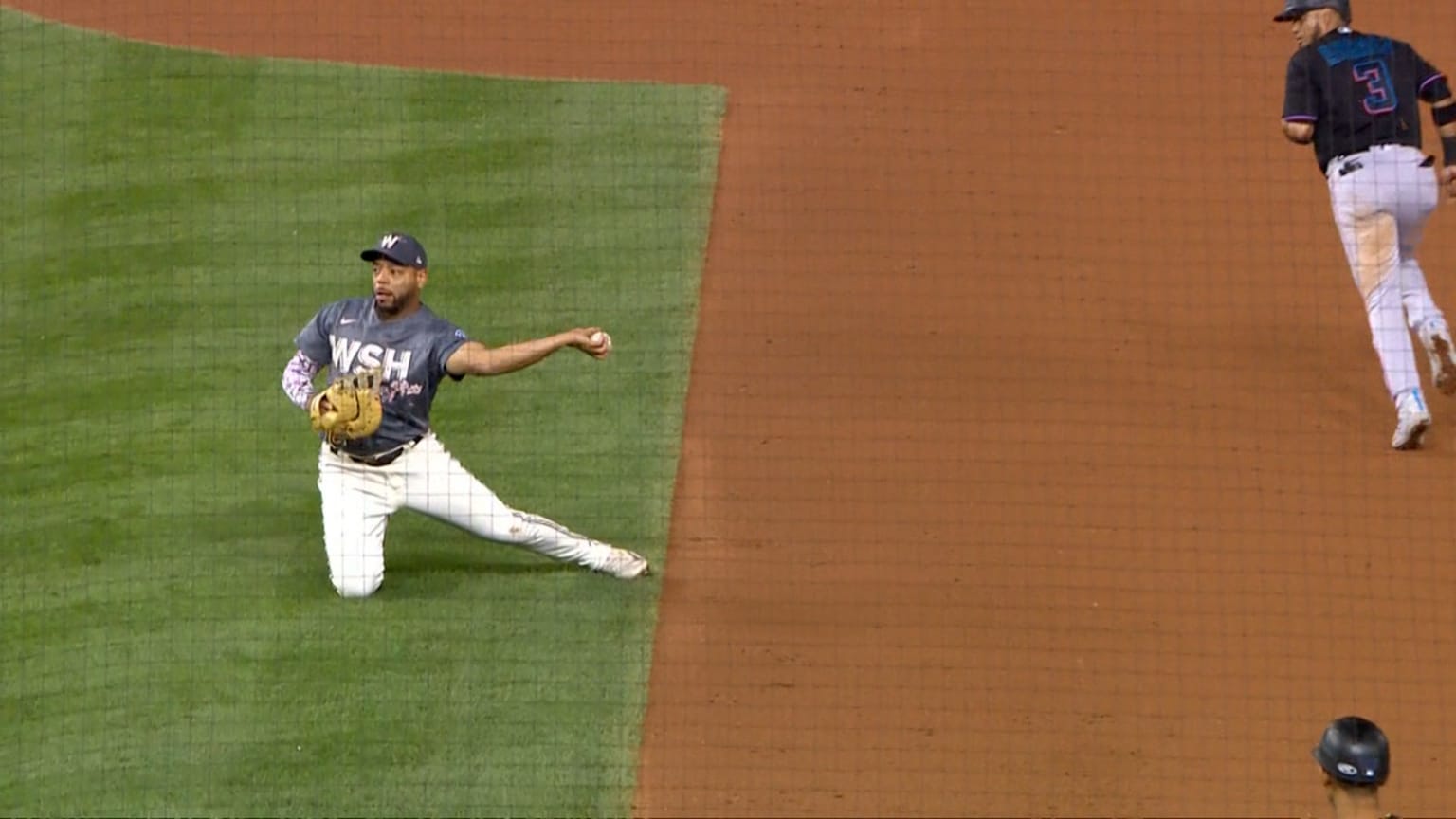 Dominic Smith makes a fantastic sliding stop in 7th | 09/01/2023 ...