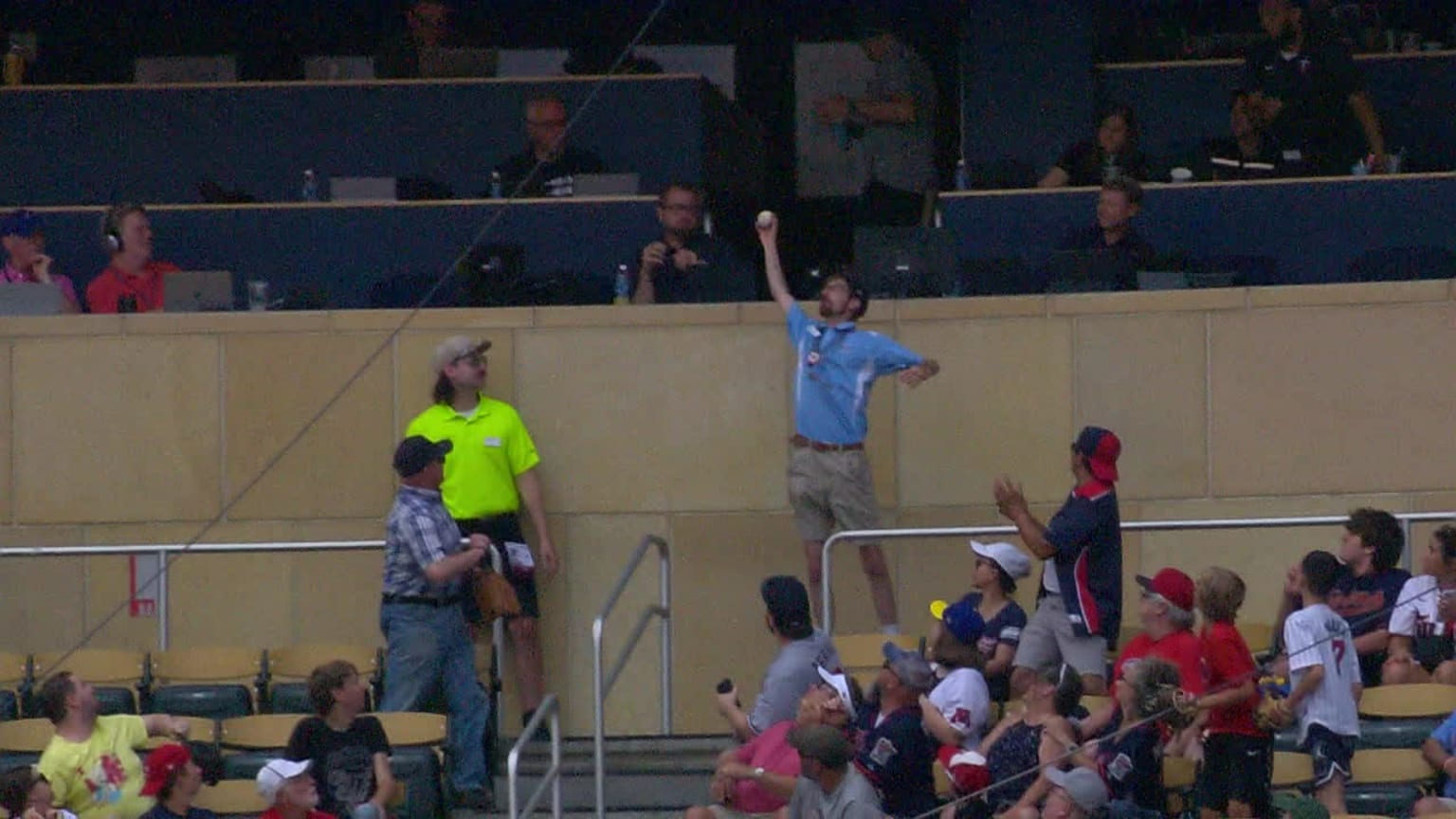 Twins usher makes incredible barehanded catch | 08/04/2024 | Minnesota ...