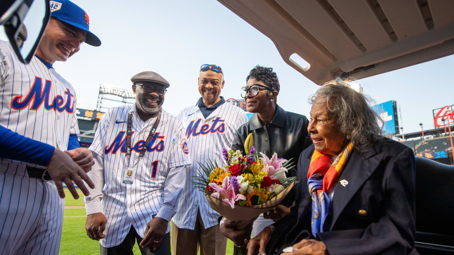 Rachel Robinson receives flowers at Citi Field | 04/15/2024 | New York Mets