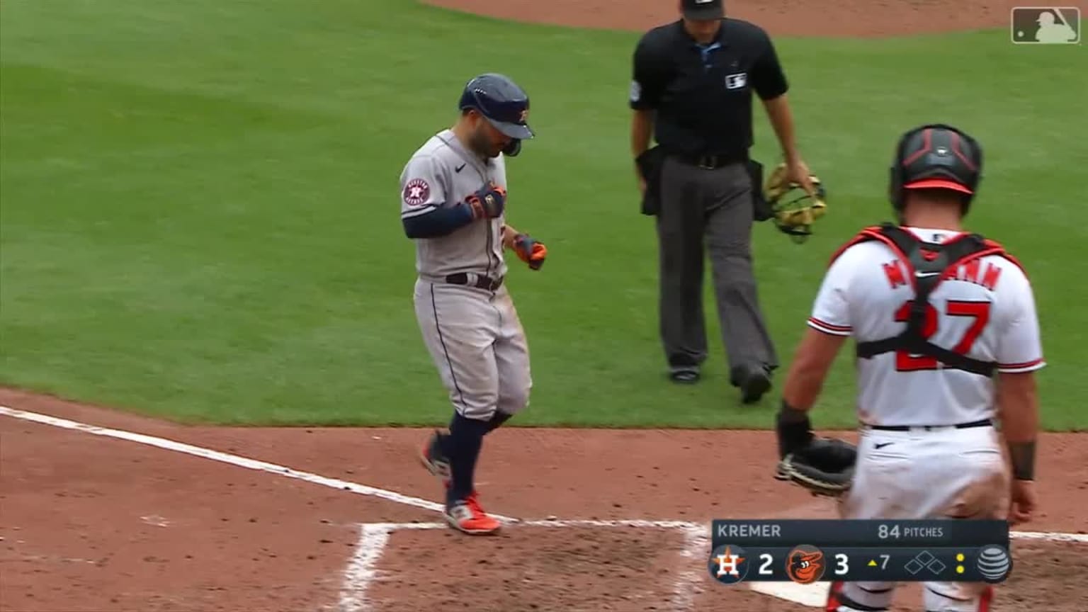 José Altuve desata jonrón solitario en el 7mo | 10/08/2023 | Los Astros de Houston