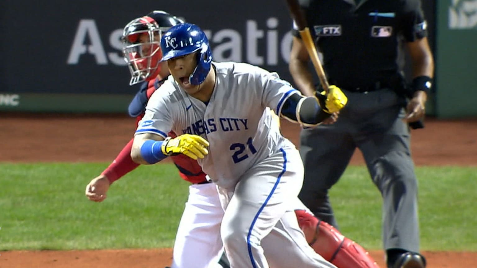 Salvador Perez lines an RBI single to right | 09/16/2022 | Kansas City Royals