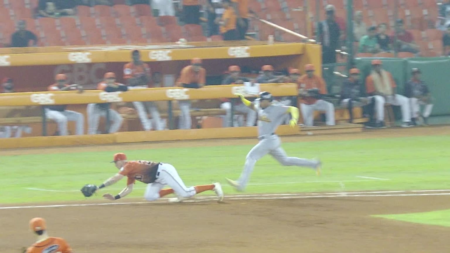 T. J. Rumfield se extiende para realizar el out | 05/12/2024 | Los ...