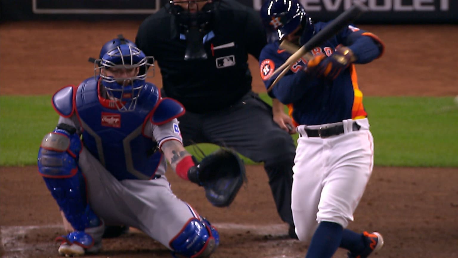 Jose Altuve breaks his bat in half in the 3rd inning | 07/26/2023 ...