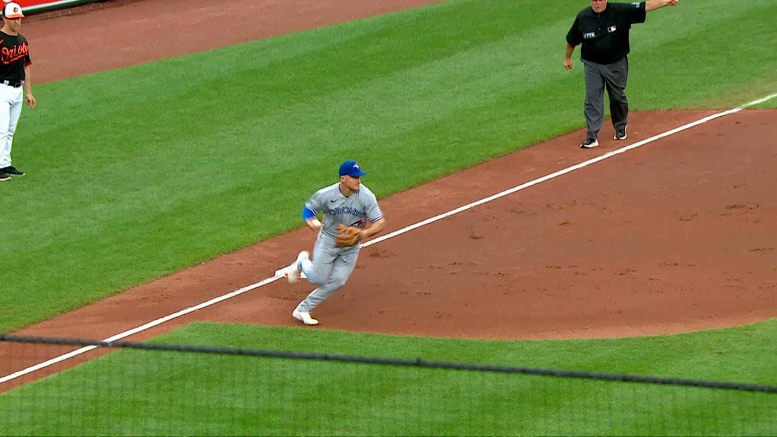 Blue Jays turn a 5-4-3 double play in the 2nd inning | 09/05/2022 ...