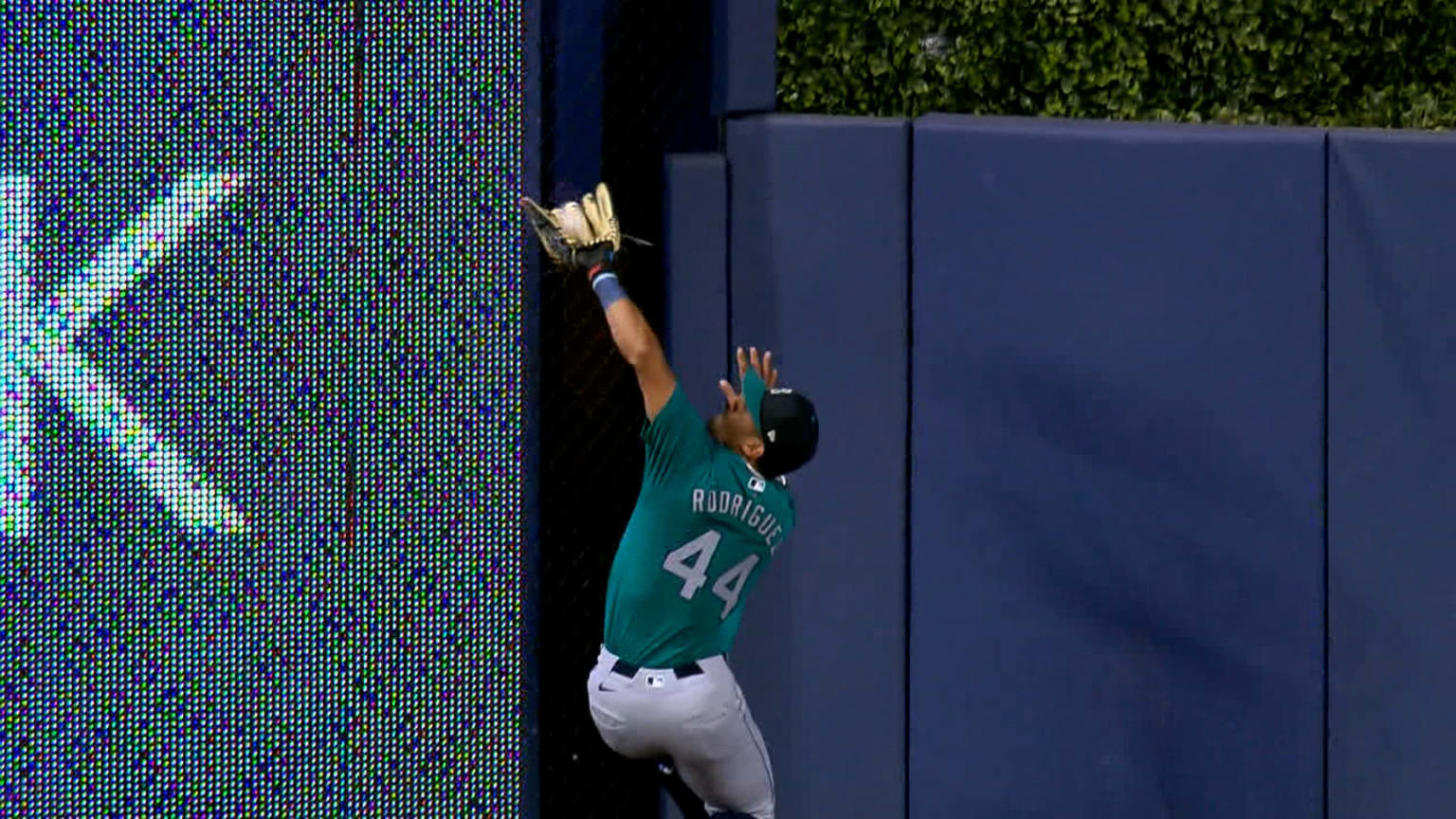Julio Rodríguez's sweet catch at the wall | 06/21/2024 | MLB.com