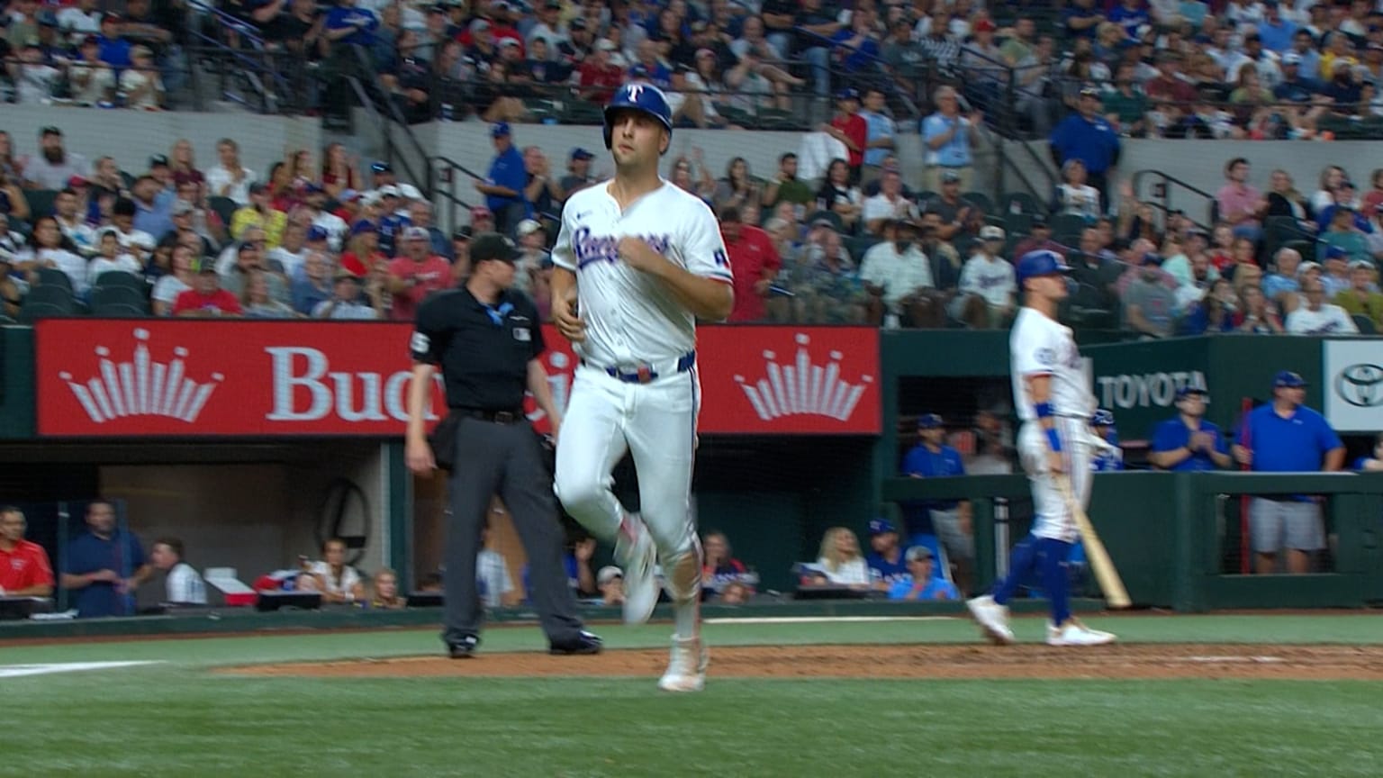 Nathaniel Lowe scores on a wild pitch | 09/04/2024 | Texas Rangers