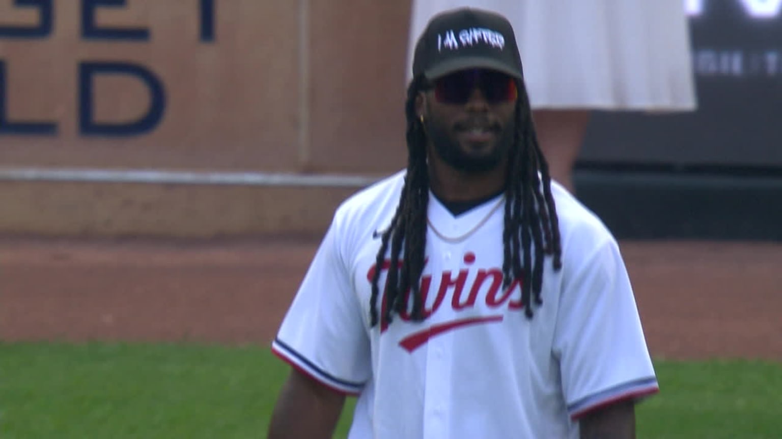 Alexander Mattison throws out the first pitch | 08/29/2023 | Minnesota ...