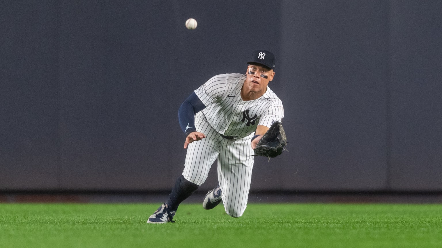 Aaron Judge's diving catch in center field | 08/08/2024 | New York Yankees