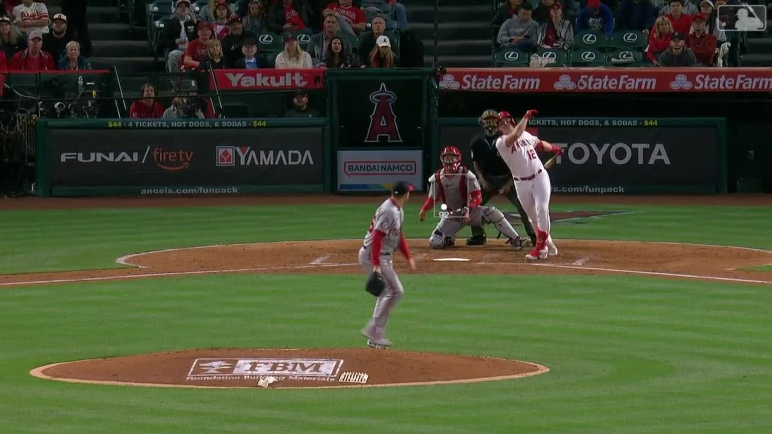 Hunter Renfroe skies a solo home run to center field | 04/10/2023 | Los ...