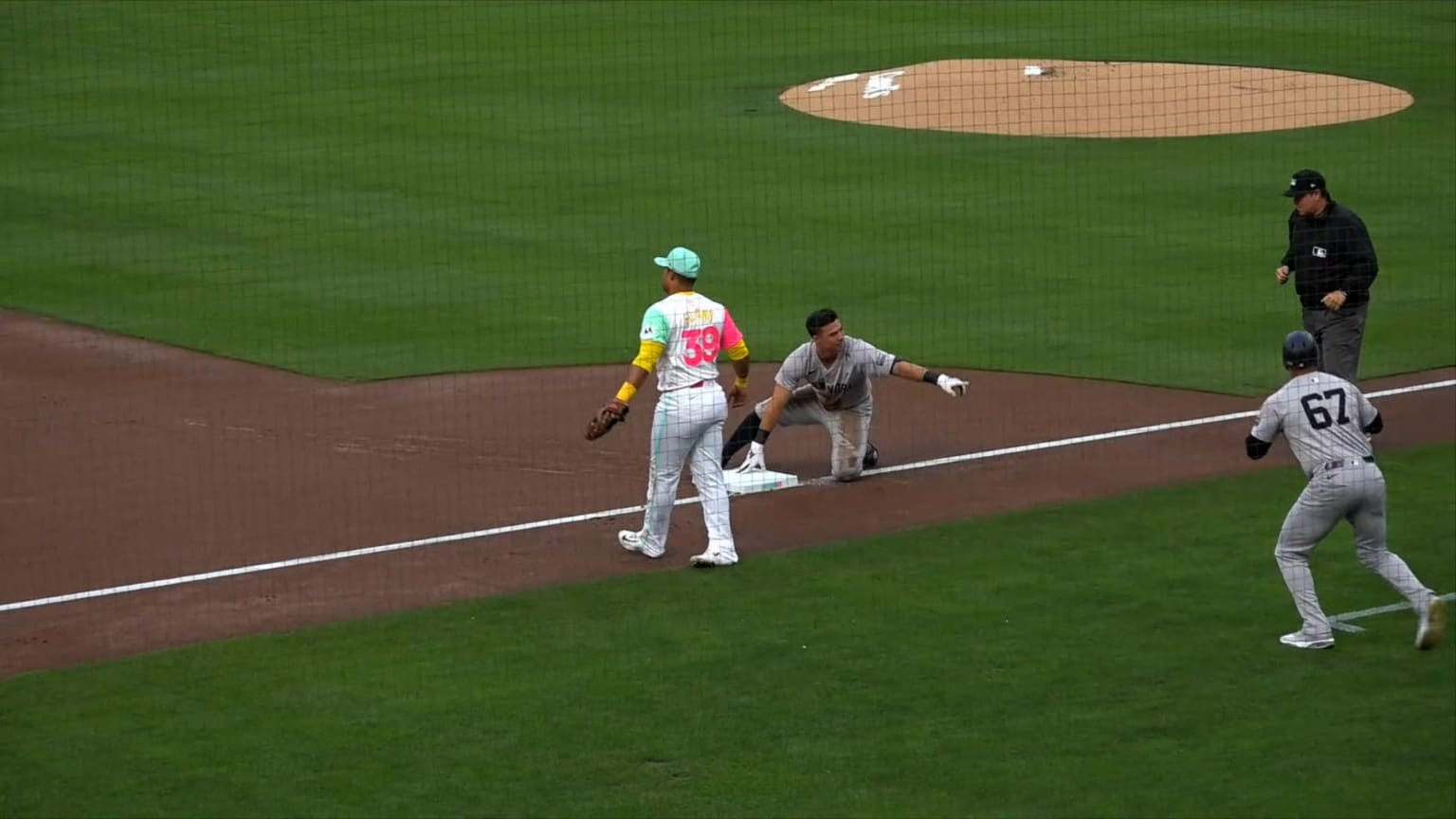 Anthony Volpe extends his hitting streak to 17 | 05/24/2024 | MLB.com