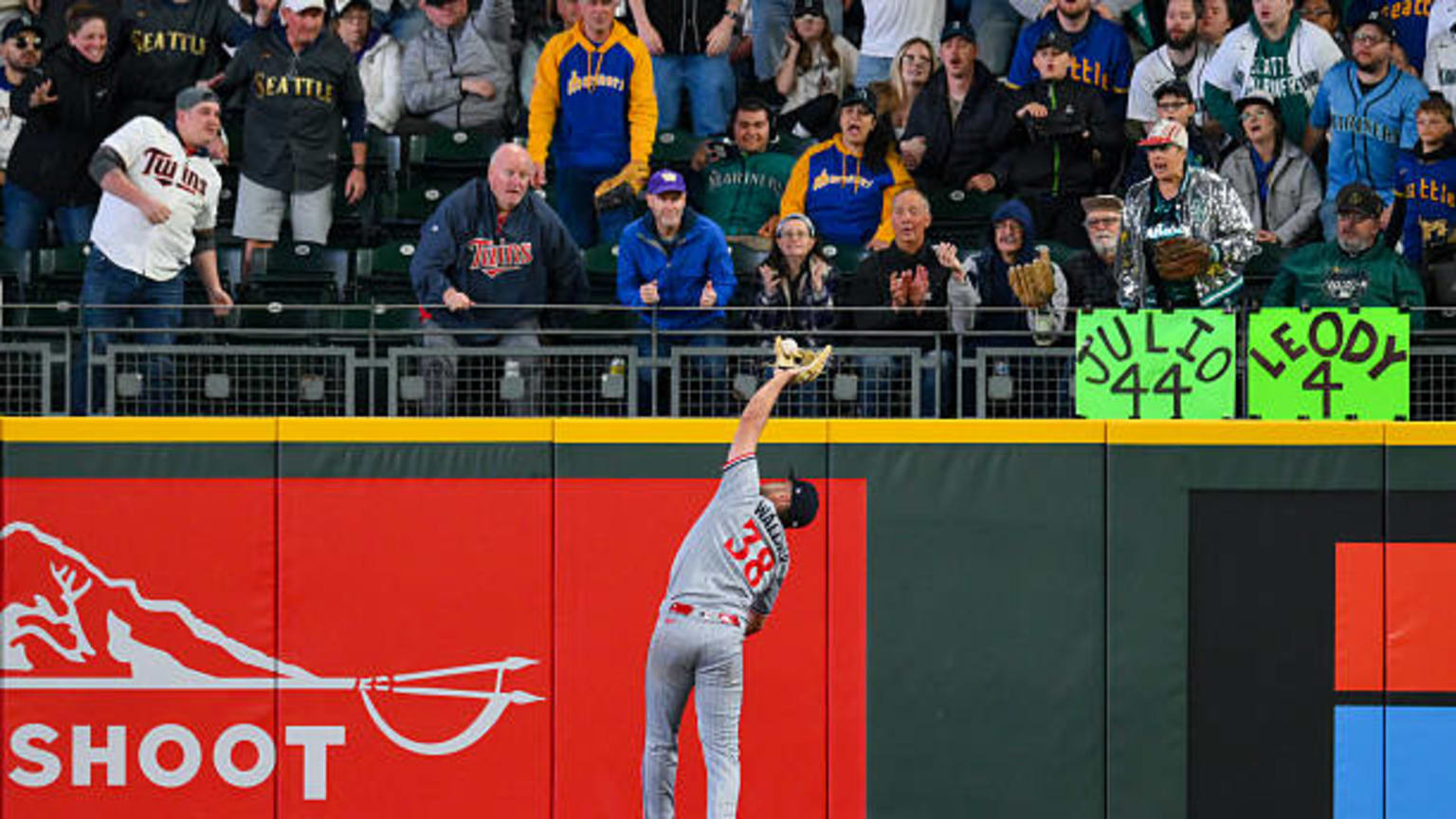 Matt Wallner's jumping catch | 05/31/2025 | Minnesota Twins
