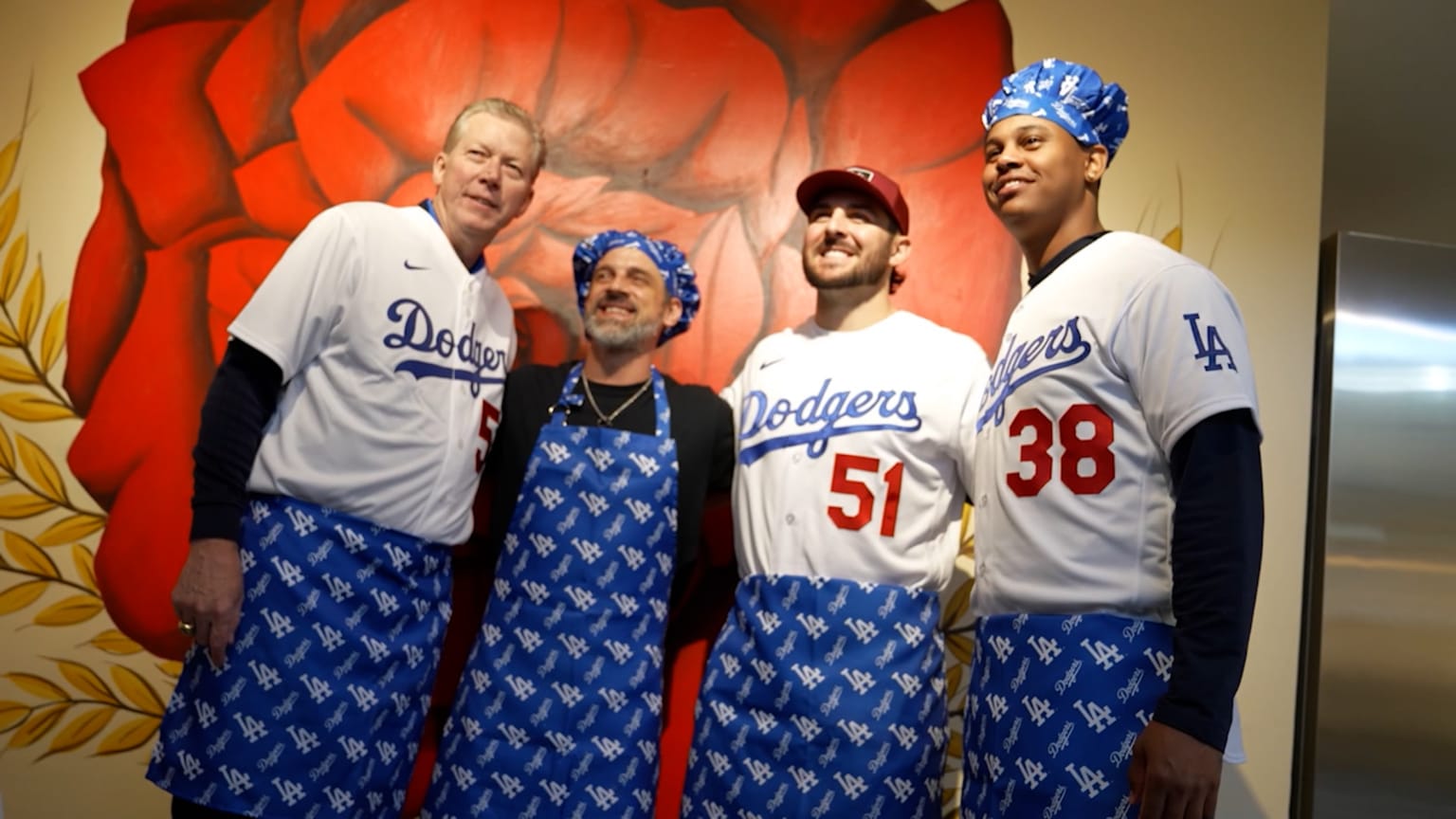 Dodgers help to serve Thanksgiving meals | 11/17/2022 | MLB.com