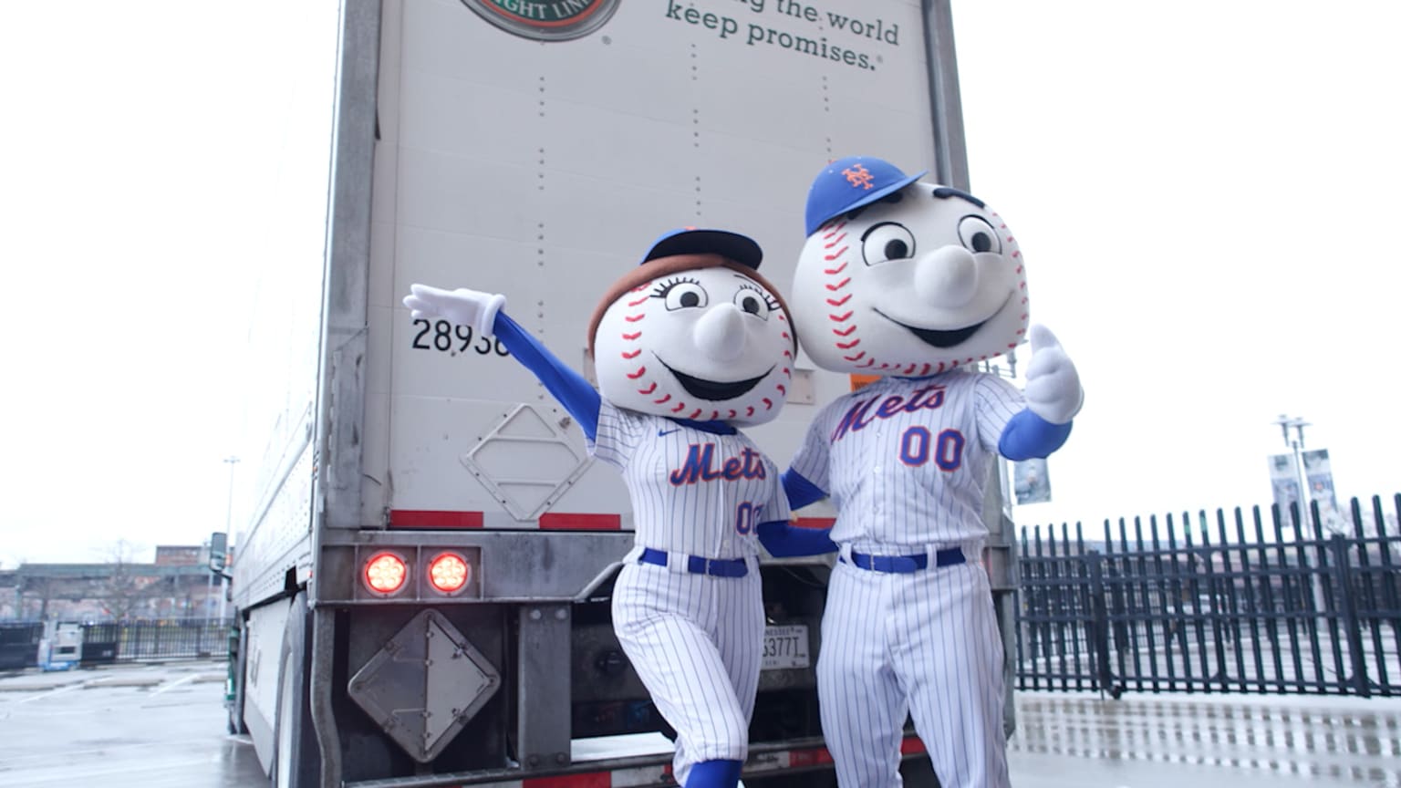Mr. and Mrs. Met load truck for Mets to head to camp | 02/02/2024 | MLB.com