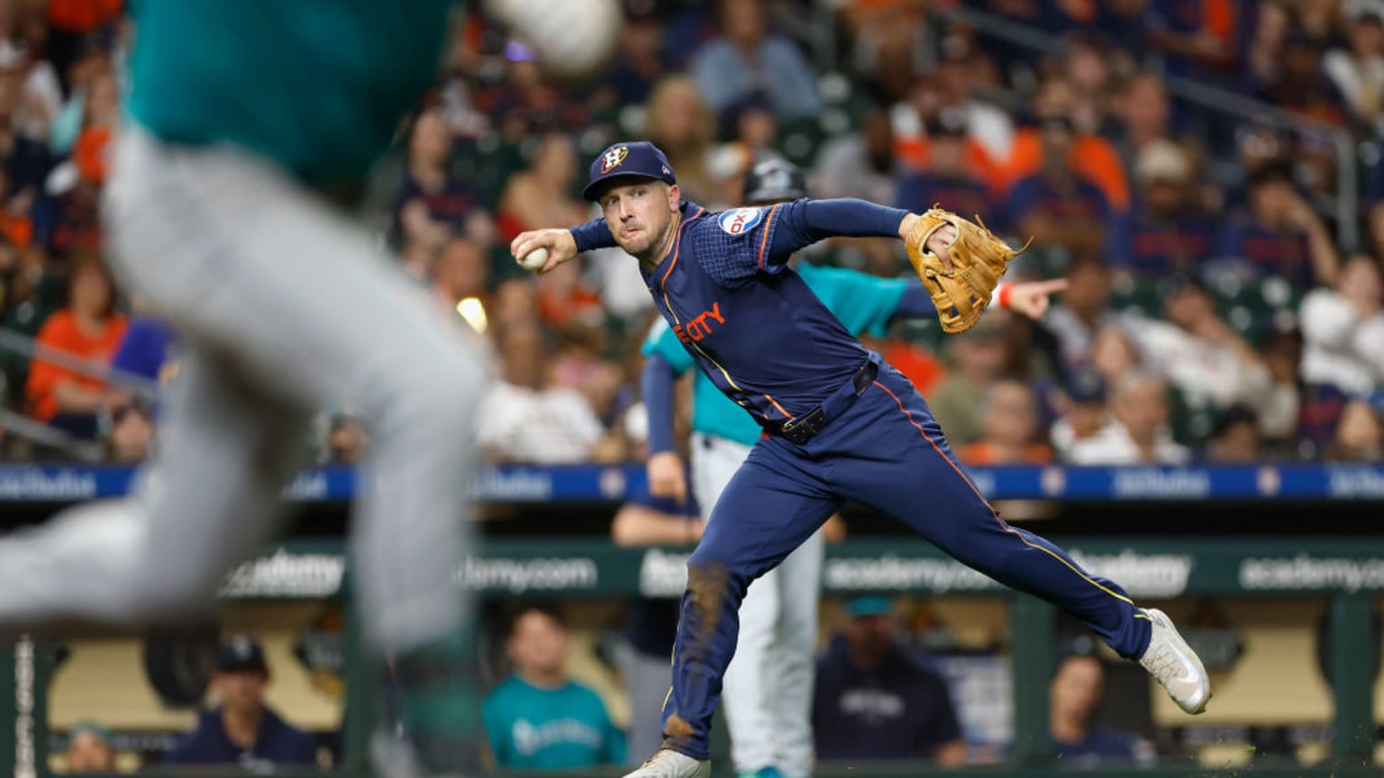 Alex Bregman wins Gold Glove Award | 11/04/2024 | MLB.com
