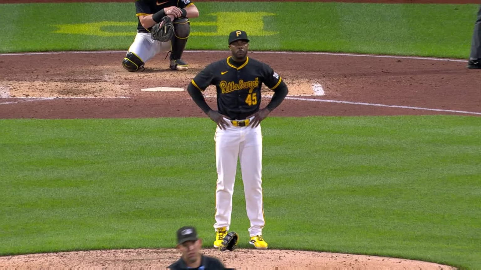 Aroldis Chapman slams his glove out of frustration | 06/04/2024 | MLB.com