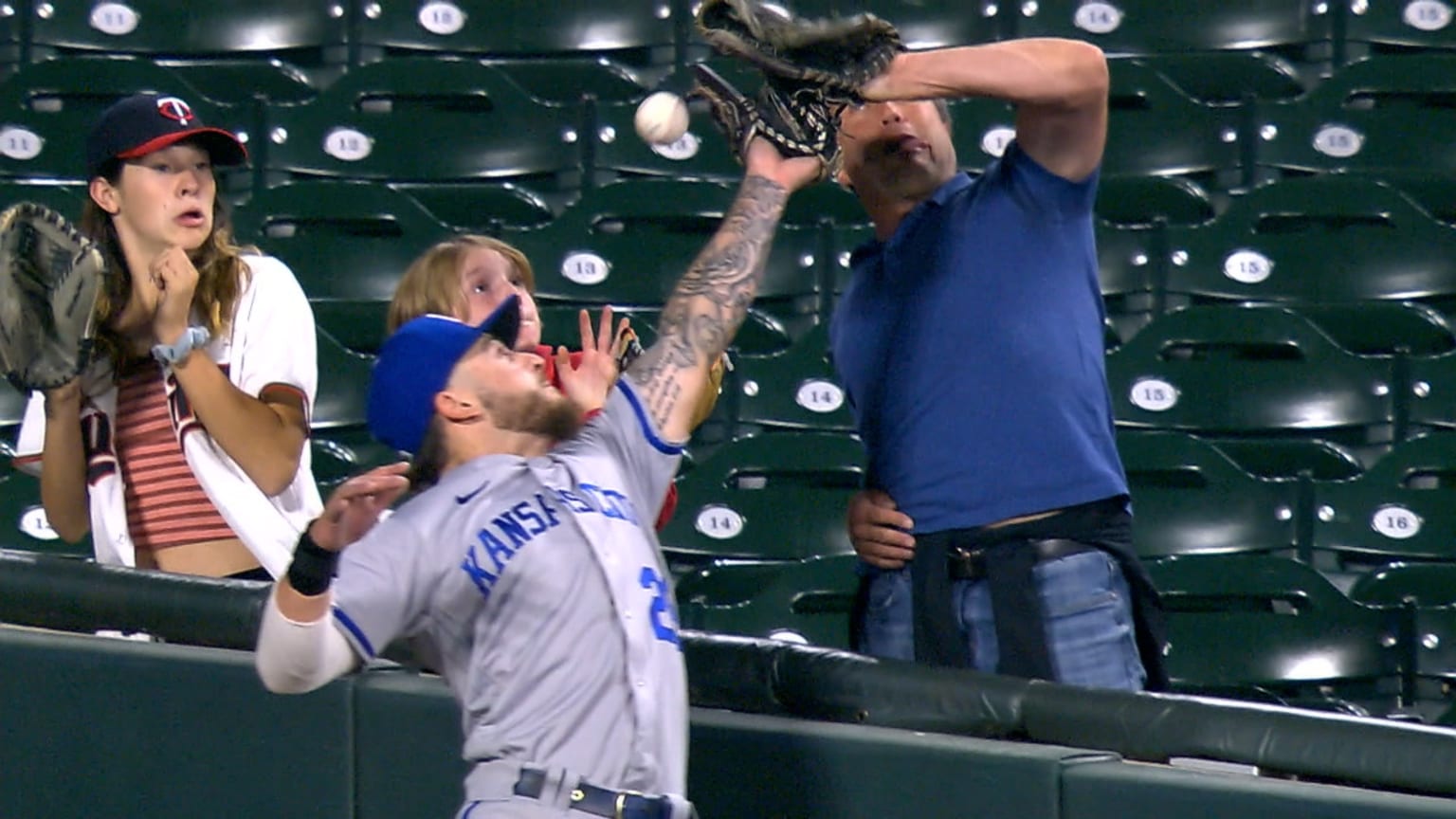 Royals challenge play in the 8th of fan interference | 09/13/2022 ...
