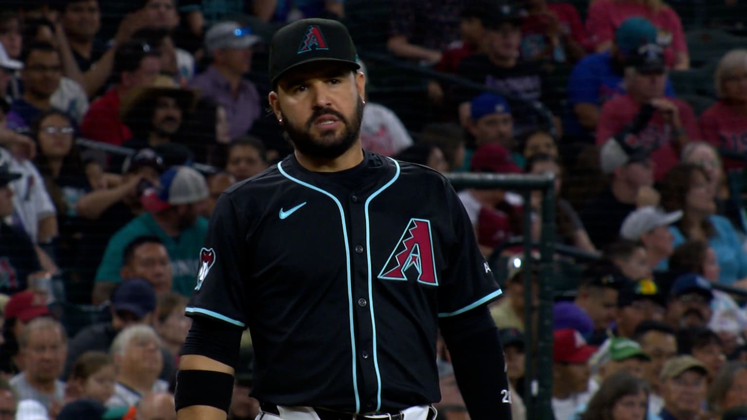 Eugenio Suárez charges in, makes on-the-run throw | 06/11/2025 ...