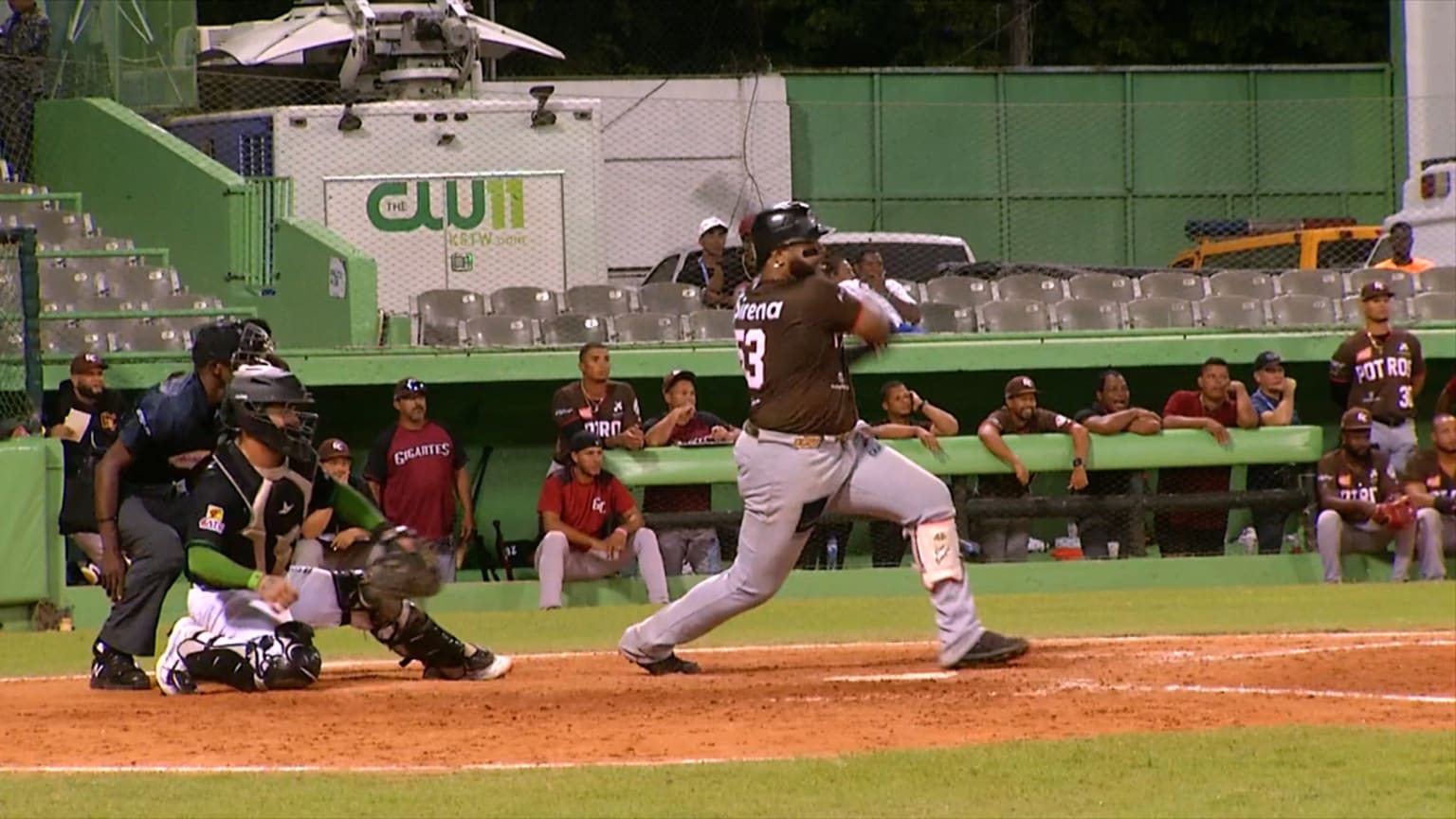 Edwin Espinal batea de 5-3 y empuja una en el juego | 11/12/2023 ...