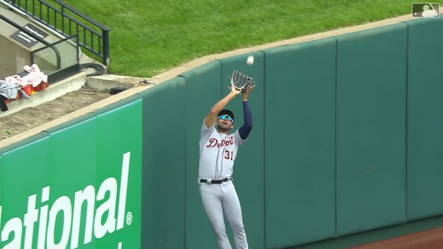 Greene makes an amazing catch up against the wall | 05/06/2023 ...